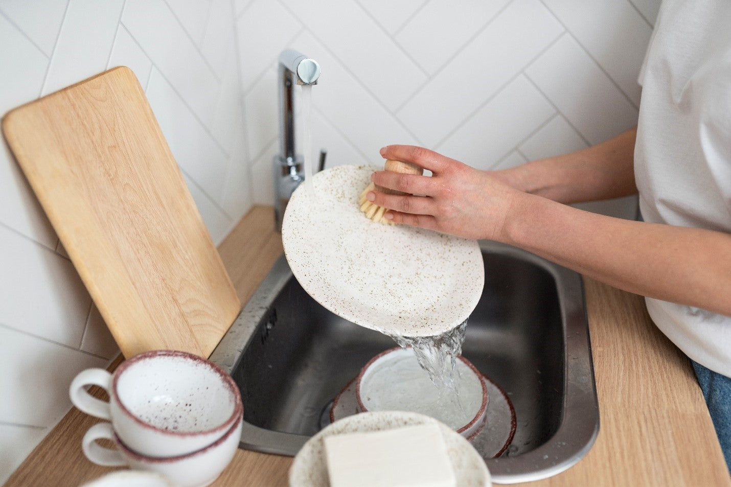 Washing Dishes: How To Wash Dishes By Hand Properly? – thinKitchen